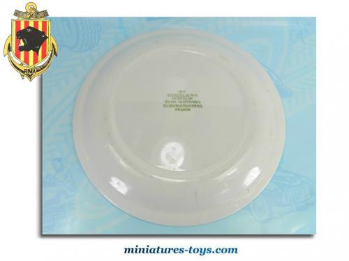 Une assiette du Mess des sous officiers du 24e RIMA en porcelaine ...