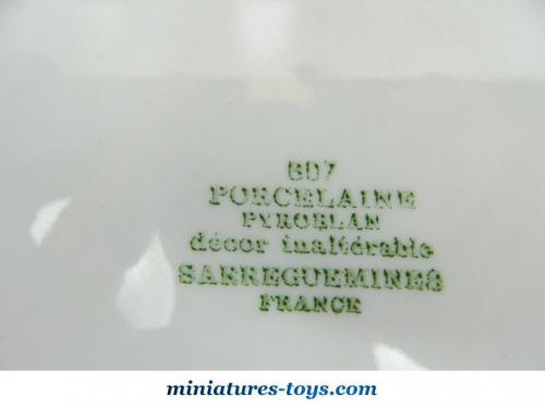 Une assiette du Mess des sous officiers du 24e RIMA en porcelaine ...