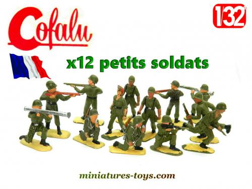 Un lot de 12 petits soldats français en plastique par Cofalu au 1/32e ...
