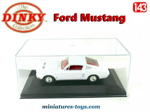 La Ford Mustang Fastback blanche miniature de Dinky Matchbox au 1/43e ...