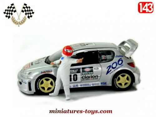 La figurine du pilote de course casqué de rouge en miniature métal au 1 ...