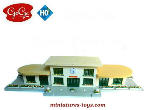 La grande gare ferroviaire en miniature de Gégé au HO HO miniatures-toys