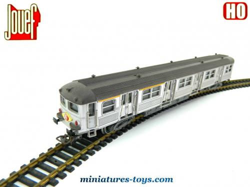 La remorque d'extrémité inox de la rame banlieue Budd miniature Jouef au HO miniatures-toys