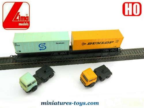 Le wagon et les deux semi-remorques porte containeurs en miniature Lima ...