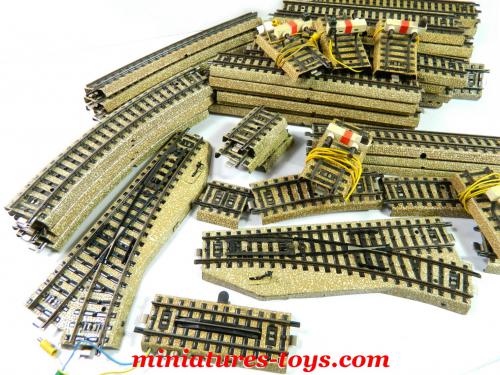 Un lot de 63 rails ferroviaires en métal 3 voies de Marklin au H0 HO ...