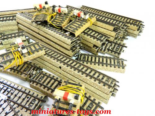 Un lot de 63 rails ferroviaires en métal 3 voies de Marklin au H0 HO ...